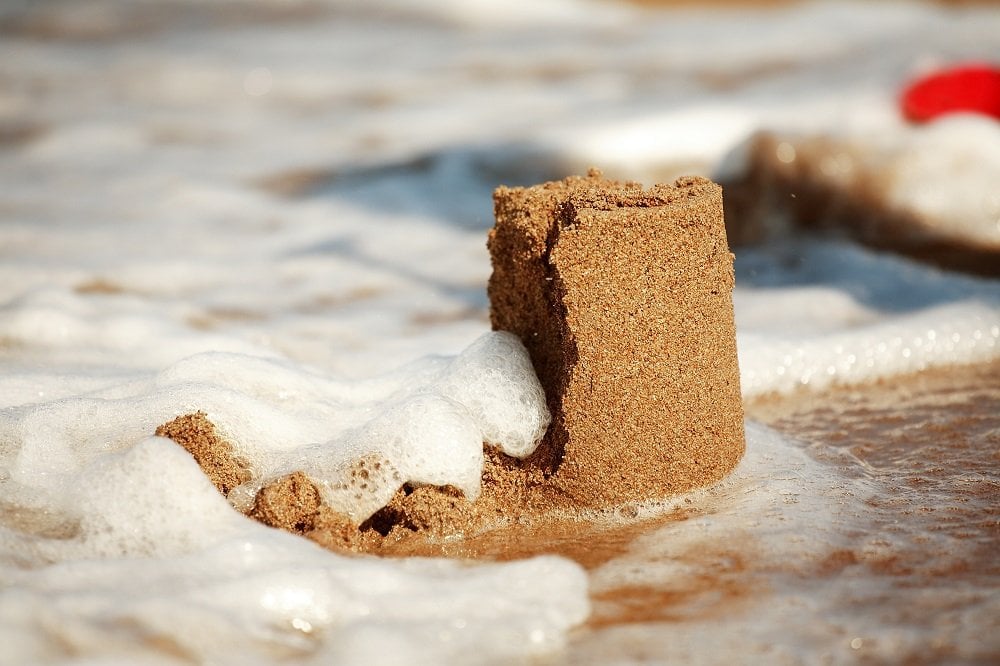 Sandburg bauen: Anleitung & Tipps für Kinder und Eltern